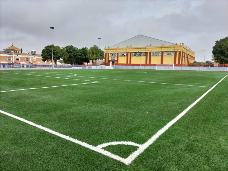 Nueva superficie en el campo de fútbol 7 de Montequinto | Delegación de ...